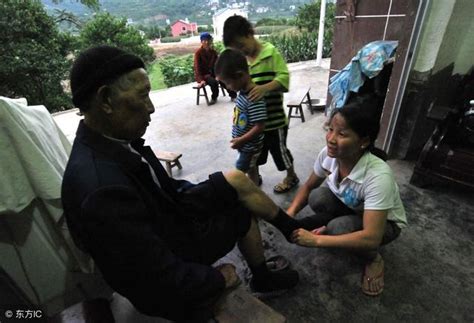 點讚好女人這個弱女子深山獨自奉養沒有血緣關係的7個爹媽 每日頭條