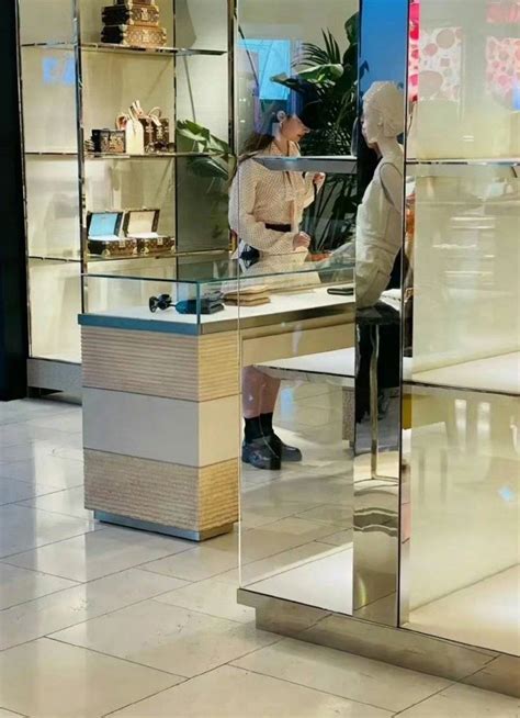 刘亦菲迪拜逛奢侈品店被偶遇 低调打扮气质出众 搜狐大视野 搜狐新闻
