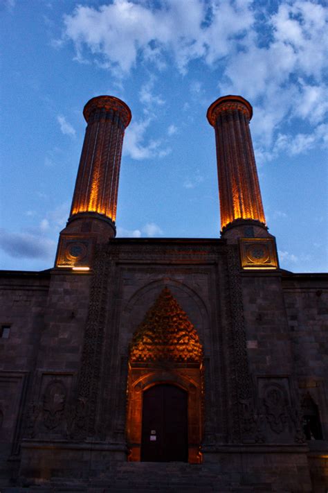 ERZURUM ÇİFTE MİNARELİ MEDRESE ve EFSANESİ