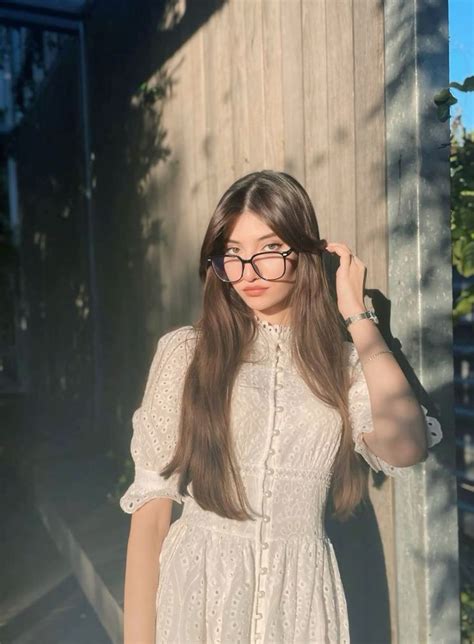 Красивая девушка в белом платье Платья Брюнетки Красивые девушки