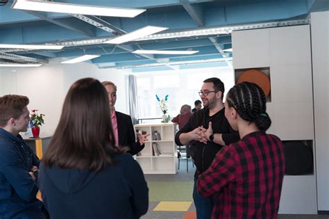 사무실에서 브레인스토밍 회의 중 다문화 숙련된 젊은 비즈니스 팀의 협업 프로세스의 상위 뷰 사진 디자인 프로젝트 개발에 협력하는 정장을 입은 다양한 젊은이들 계획에 대한