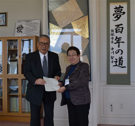 市政への要望書提出宮本会頭と中川市長 宝塚商工会議所