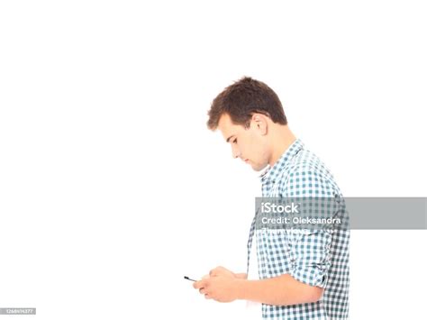 흰색에 고립 된 격자 무늬 셔츠에 전화로 메시지를 문자 메시지 미소 젊은 학생 공간을 복사하고 모의 20 24세에 대한 스톡