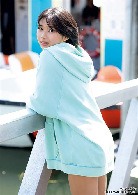 画像5 6 ミス東大・神谷明采、美谷間くっきり白ビキニ姿「月刊ヤングマガジン」初登場で初表紙 モデルプレス