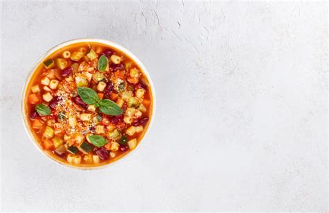 이탈리아어 채식 수프 야채 파스타 통하고 있는 하얀 배경 미네스트로네 수프 이탈리아 음식 상의 모습 공간 복사 건강한 생활방식에 대한 스톡 사진 및 기타 이미지 Istock