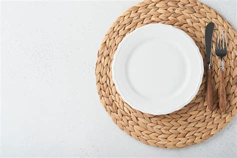 빈티지 제로 폐기물 실버 웨어 화이트 플레이트 나무 숟가락 낮잠을 자며 가벼운 회색 콘크리트 배경의 물 히아신스의 요리를 위한 소박한 빈티지 세트 빈 요리 맨 위 보기입니다