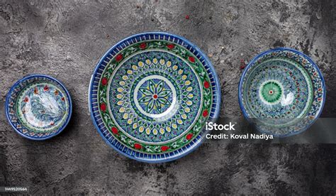 민족 우즈벡 장식 세라믹 접시와 그릇 전통적인 국가 꽃 우즈베키스탄 장식 도자기에 대한 스톡 사진 및 기타 이미지 도자기 보울 0명 Istock