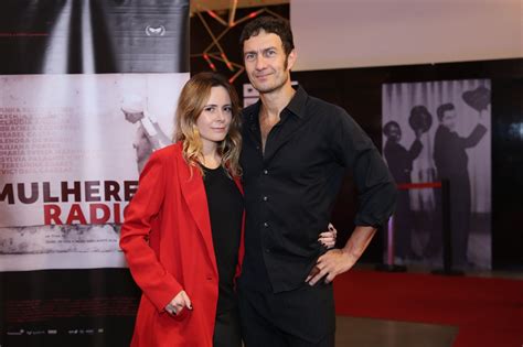 Gabriel Braga Nunes posa em aparição rara a esposa no Festival do
