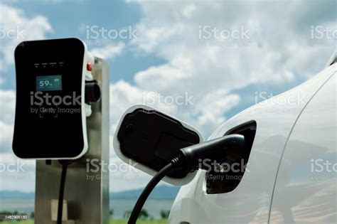 자연 녹지 풍경에 충전 지점이 있는 Ev 자동차의 진보적인 개념 전기 자동차 대체 연료 자동차에 대한 스톡 사진 및 기타 이미지