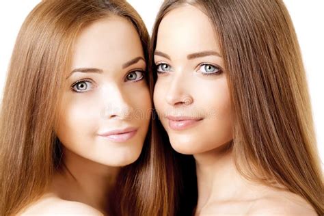 Retrato De La Belleza De Dos Mujeres Jovenes Hermosas Foto De Archivo