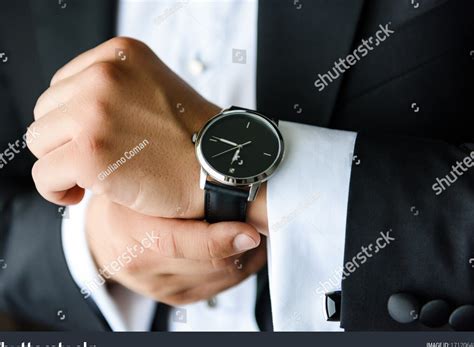 La guía definitiva para colocar el reloj de pulsera en hombres