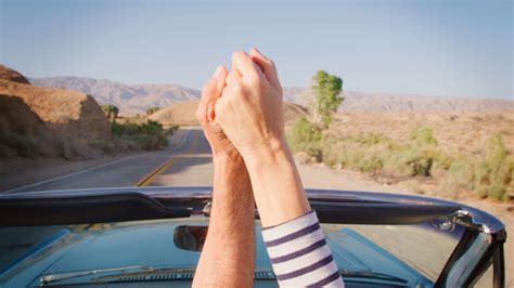 도로를 따라 클래식 컨버터블 자동차에서 운전하는 도로 여행에서 손을 잡고 노인 부부의 클로즈업 2명에 대한 스톡 사진 및 기타