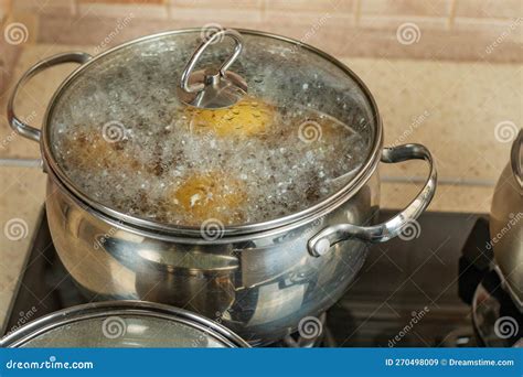 Las Patatas Se Herven En Agua Hirviendo En Una Olla De Metal De Acero