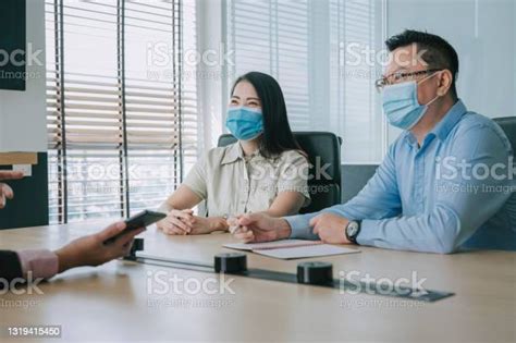 아시아 중국 부부는 은행 투자 계획에 대한 재무 고문의 말을 경청합니다 보호 마스크에 대한 스톡 사진 및 기타 이미지 보호
