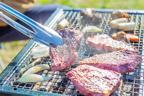 【秋の行楽シーズン】bbqでは「生肉専用の箸・トング」が不可欠 “食中毒”防ぐ7つのポイント オトナンサー