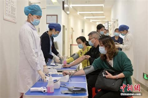 广西开放个人新冠疫苗免费接种预约 市民排队接种 搜狐大视野 搜狐新闻
