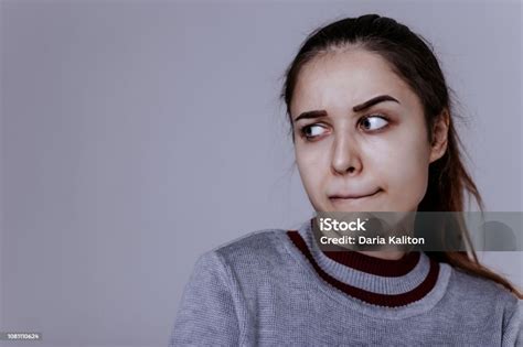글쎄 나 확실 하지 않다 전혀 예쁜 젊은 여자 혼란 이다입니다 여자는 뭔가 대해 많이 생각 감정에 대한 스톡 사진 및 기타
