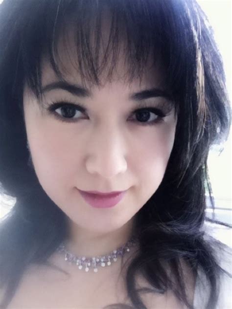 戈偉如甜擁小男友煲愛 6年情挺過砸桌椅家暴危機 自由娛樂