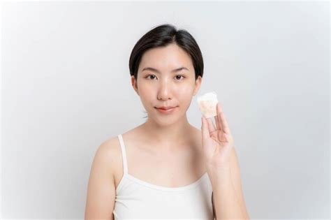 Premium Photo Asian Woman Wiping Her Face With Cleansing