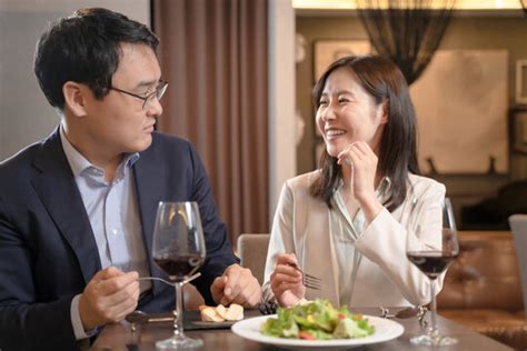 「レストランで食事する男女」の写真素材 1752件の無料イラスト画像 Adobe Stock