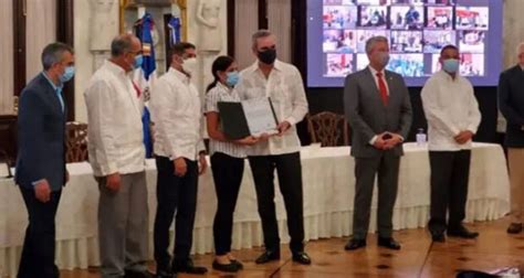 Abinader Entrega Casi Tres Mil Certificados De Títulos Definitivos