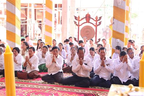 អភិបាលខេត្តកំពង់ធំ បានអញ្ជើញប្រគេនទៀនវស្សា គ្រឿងឧបភោគបរិភោគ