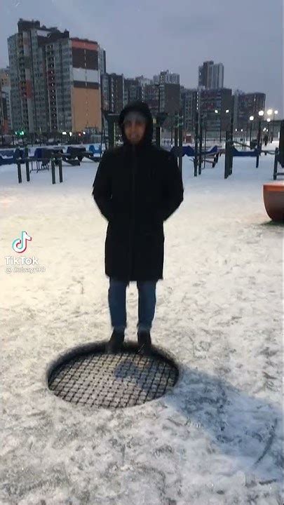 Чуть не упал в открытый люк 😱 Youtube