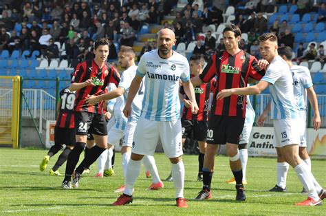 Giana Erminio Lucchese 0 2 Al 45 St Tre Minuti Di Recupero Gazzetta