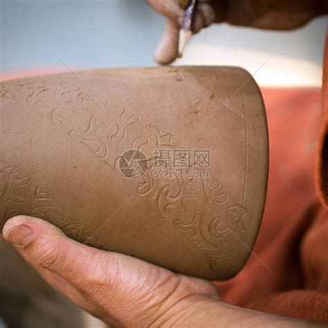 主人将otnament放在未烧制的陶罐上主手特写手工制作高清图片下载 正版图片505734392 摄图网