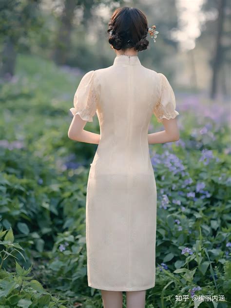穿上这件古淡黄色旗袍，完美展现出气质，尽显华美风采、古典风姿 知乎
