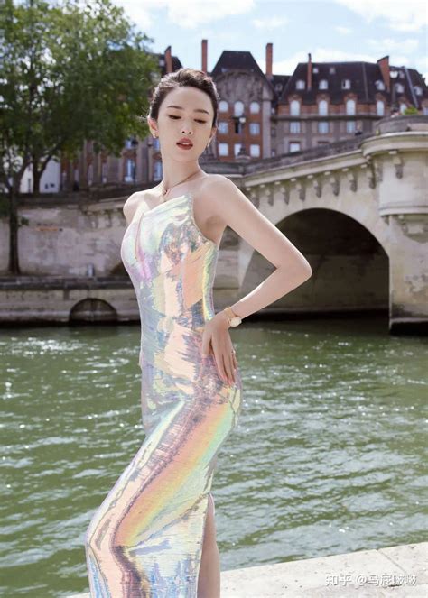 童瑶穿抹胸紧身鱼尾裙，展现出凹凸有致的身材曲线，婀娜多姿，分外迷人 知乎