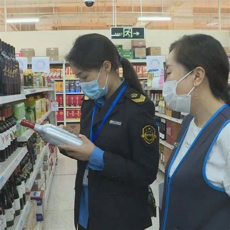 保障“舌尖安全” 西昌市市场监管局开展端午节前食品安全专项检查执法人员经营户市民