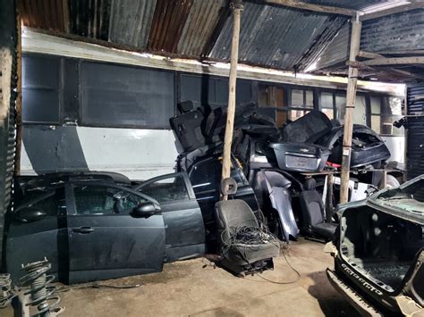 Desbaratan Tres Desarmaderos De Autos Robados Uno De Ellos En La Mega Toma De Los Hornos