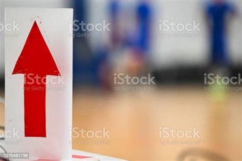 프레젠테이션 또는 슬라이드 쇼를 위한 큰 실제 빨간색 화살표입니다 증가 하거나 감소 위쪽으로 지시 자연스러운 배경 0명에 대한