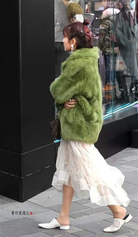 街拍：气温冰点以下依然裸露玉腿的美女玉腿美女美腿新浪新闻