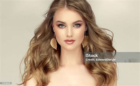 Potret Model Berambut Pirang Dengan Gaya Rambut Panjang Padat Bebas