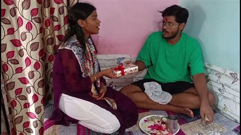 रक्षाबंधन पर भाई बहन एक दूसरे के राखी बांध रही है वीडियो अंत लास्ट तक
