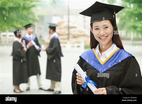 Young Female Hochschulabsolvent Porträt mit Diplom Stockfotografie Alamy