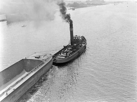 Een Sleepboot Met Een Zandschuit Op Het Noordzeekanaal Bestanddeelnr