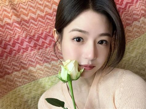 遭爆婚變首發文！陳妍希曬「摟小19歲鮮肉男星」親密照 高調宣布1事 中天新聞網