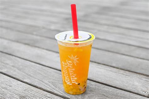 ミスド新作「フルーツティ」2種を飲み比べ！赤フルと黄フル、どっち派？ Macaroni