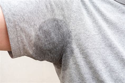 땀을 흘리는 겨드랑이의 클로즈업 회색 티셔츠에 젖은 겨드랑이 젖은 얼룩 땀에 대한 스톡 사진 및 기타 이미지 땀 겨드랑이 겨드랑이 밑 Istock