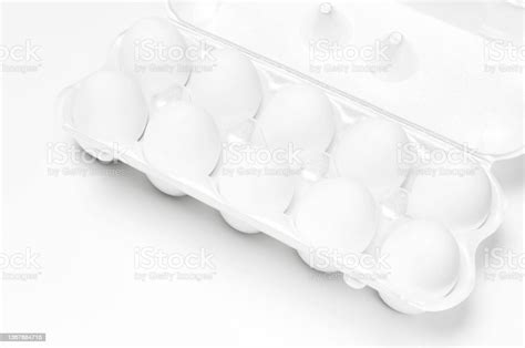 밝은 배경 상단에 흰색 포장에 흰색 닭 계란 은 평면 평신도 복사 공간 상자에 계란 천연 건강 식품 및 유기농 농업 개념 창조적