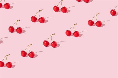 파스텔 핑크 배경에 빨간 체리로 만든 창조적 인 패턴이나 프레임 여름 또는 봄 과일 개념 최소한의 미적 아이디어 0명에 대한 스톡 사진 및 기타 이미지 Istock