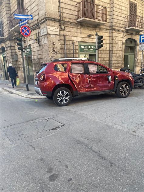 Bari Schianto All Incrocio Tra Bus Amtab E Dacia Auto Distrutta FOTO