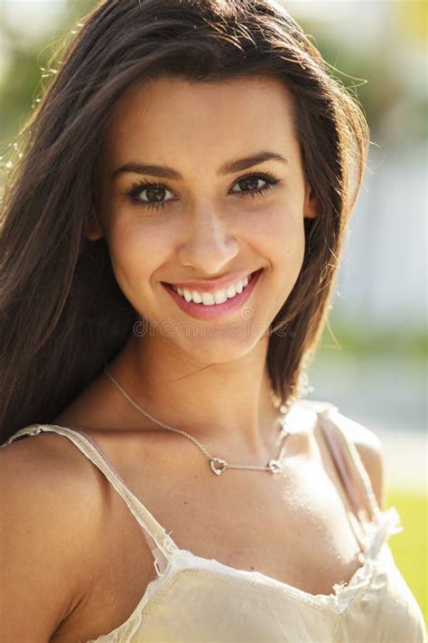 Belle Jeune Femme Photo Stock Image Du Yeux Oriental 105869674