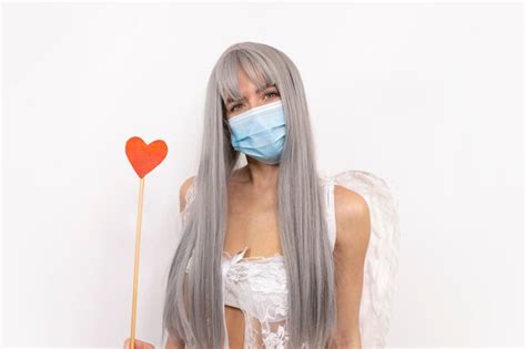 Cupido con alas arco y flechas día de san valentín seguro mujer ángel en blanco en una