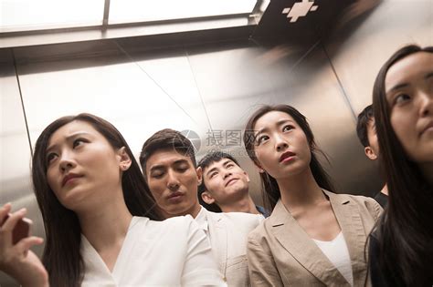 商务青年男女乘电梯高清图片下载 正版图片507672961 摄图网