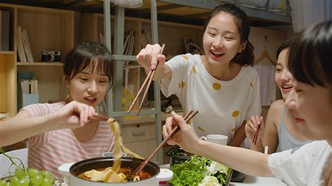 年轻大学生在宿舍吃火锅 原创广告视频素材 蓝牛仔