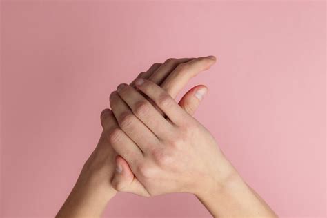 Πρήξιμο στα δάχτυλα Ποιες είναι οι αιτίες Πώς θα καταλάβετε τι συμβαίνει Υγείας Θάλπη